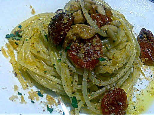 Espaguetis con botarga, tomatitos secos, guindilla y pan rallado ...